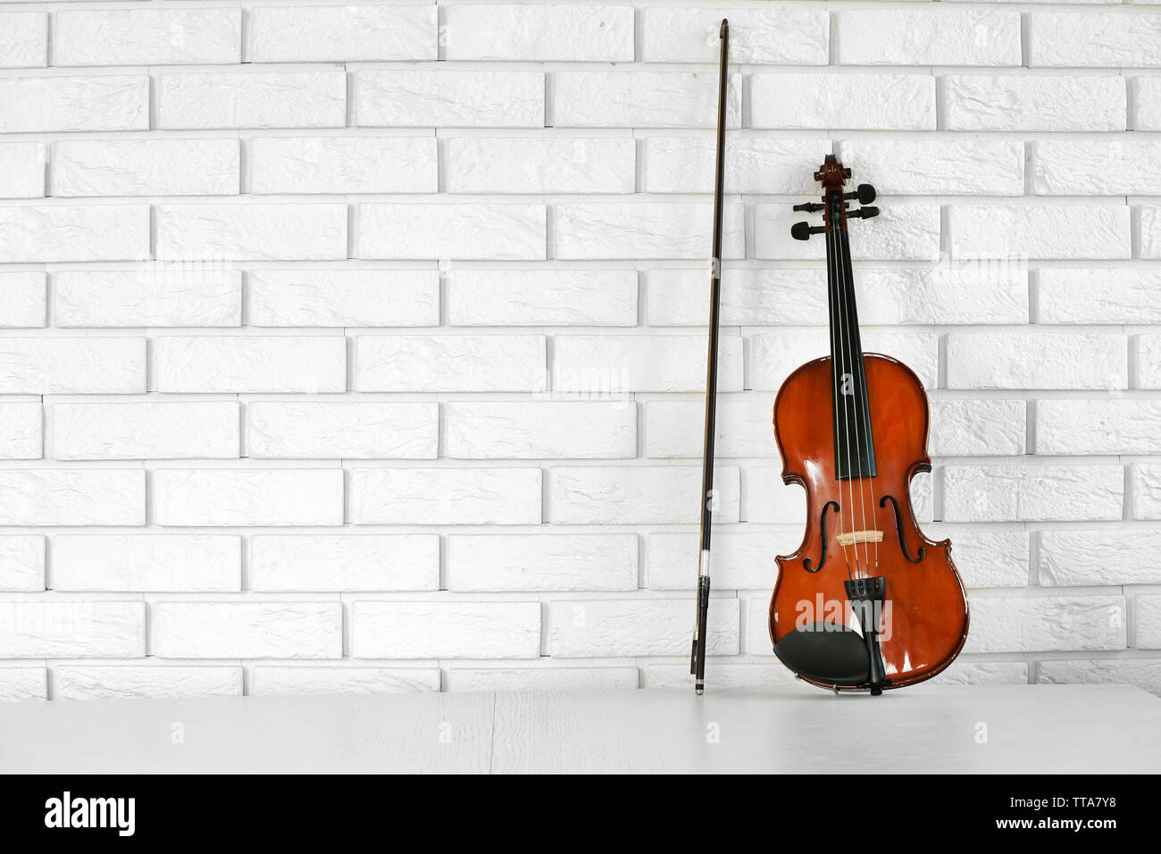 Violin on bricks wall background Stock Photo - Alamy