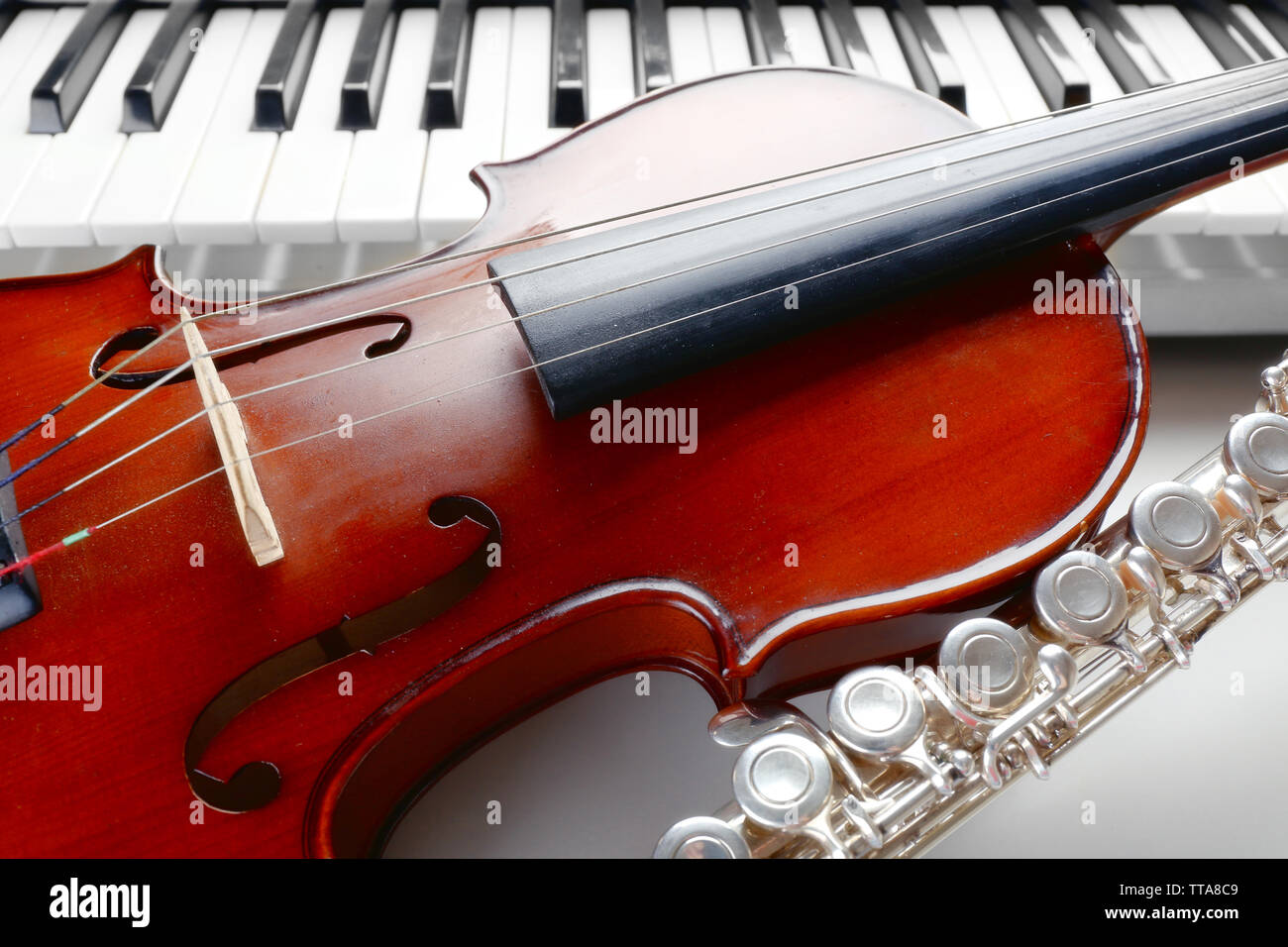 Shiny violin scroll closeup hi-res stock photography and images - Alamy