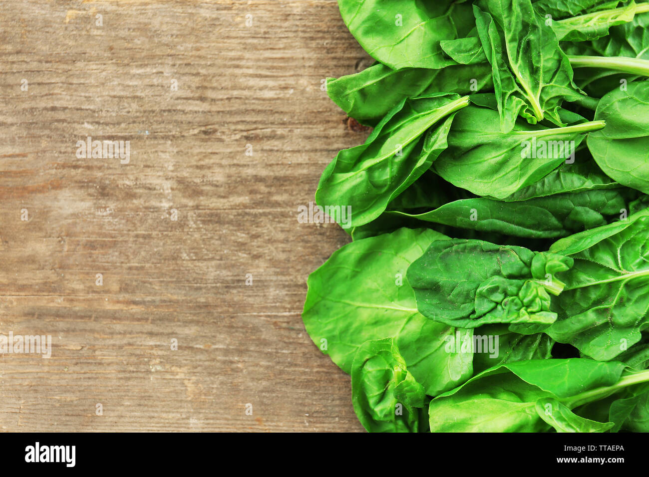 Frame of fresh spinach leaves on wooden background Stock Photo - Alamy