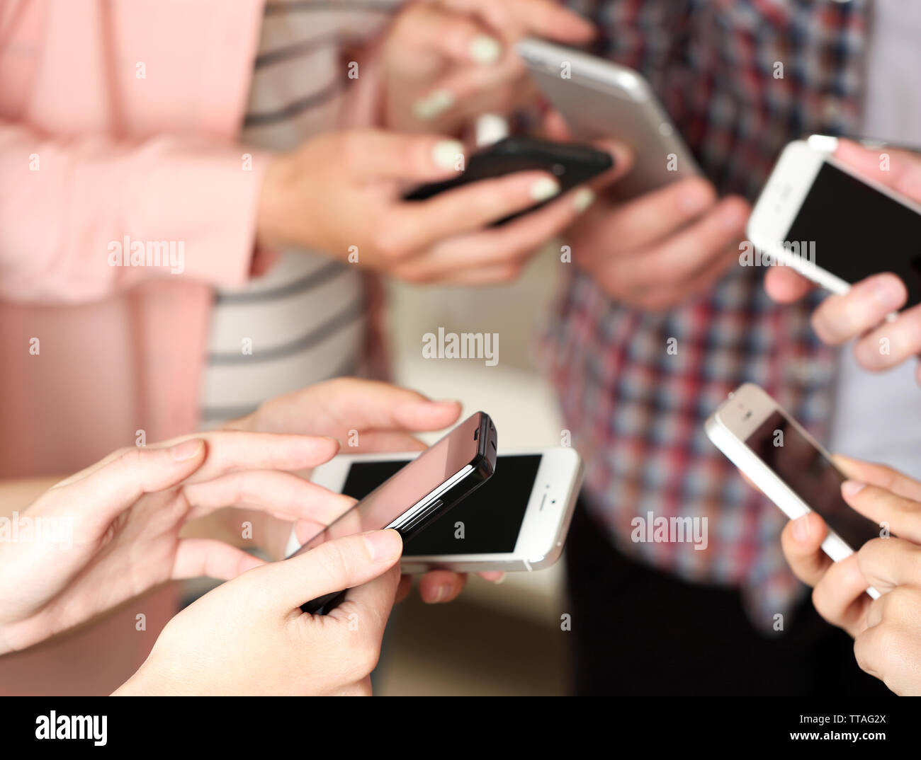 Hands holding mobile phones hi-res stock photography and images - Alamy