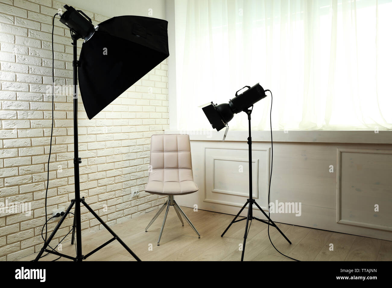 Photo studio curtain hi-res stock photography and images - Alamy