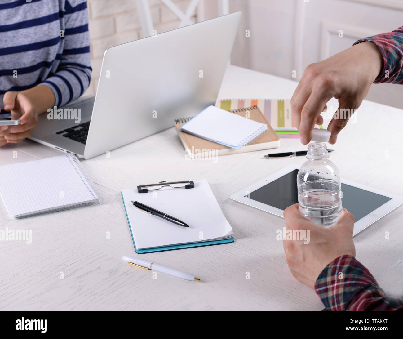 Electronic devices in use hi-res stock photography and images - Alamy