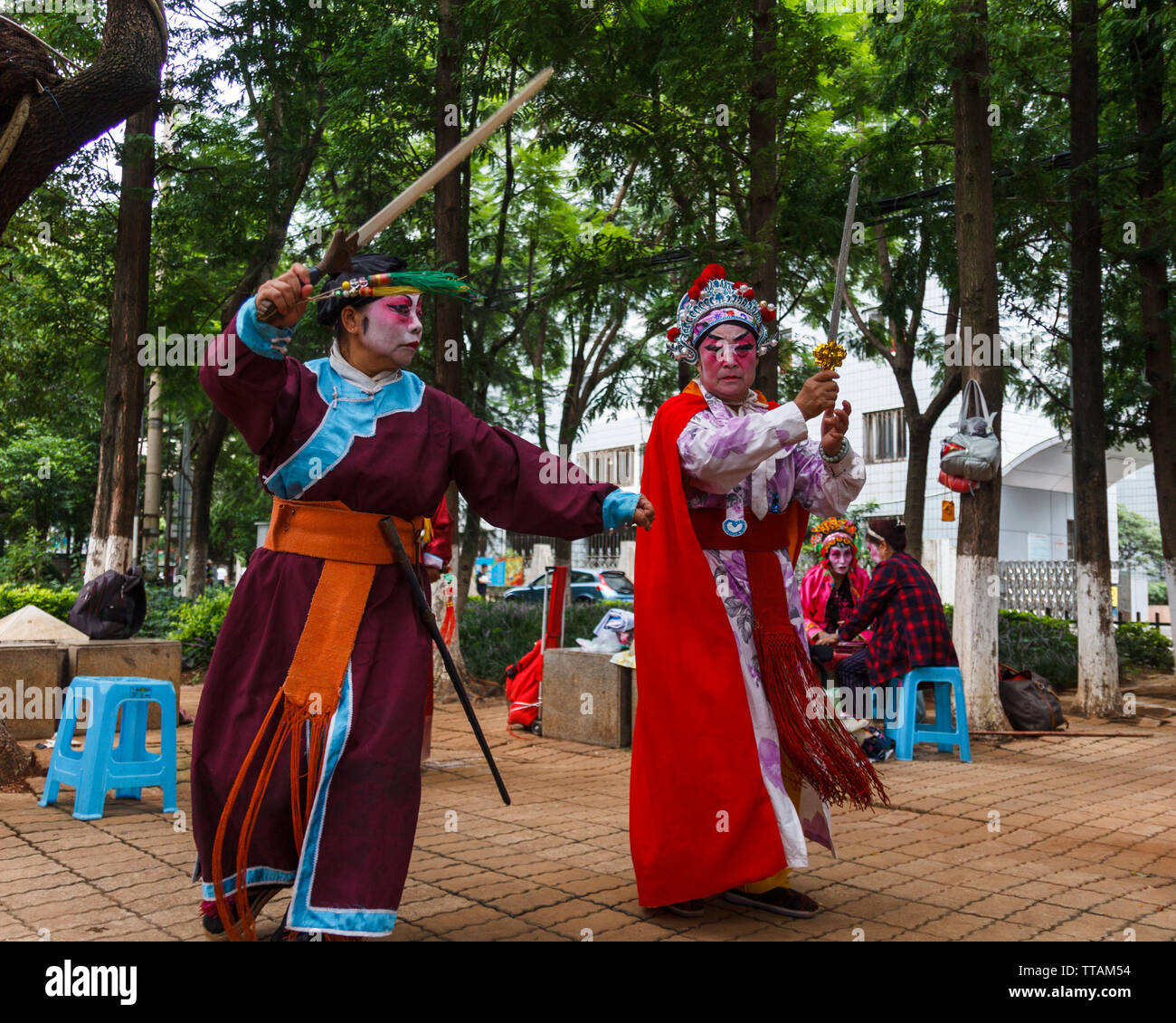 Traditional chinese outfit hi-res stock photography and images - Alamy