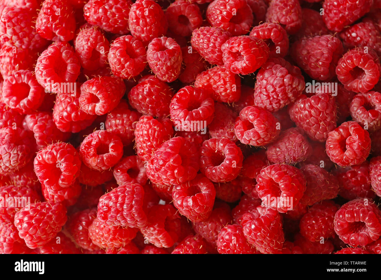 Heap of sweet red raspberries close up Stock Photo - Alamy
