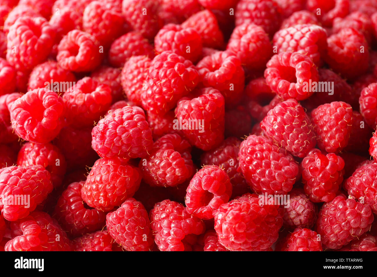 Heap of sweet red raspberries close up Stock Photo - Alamy