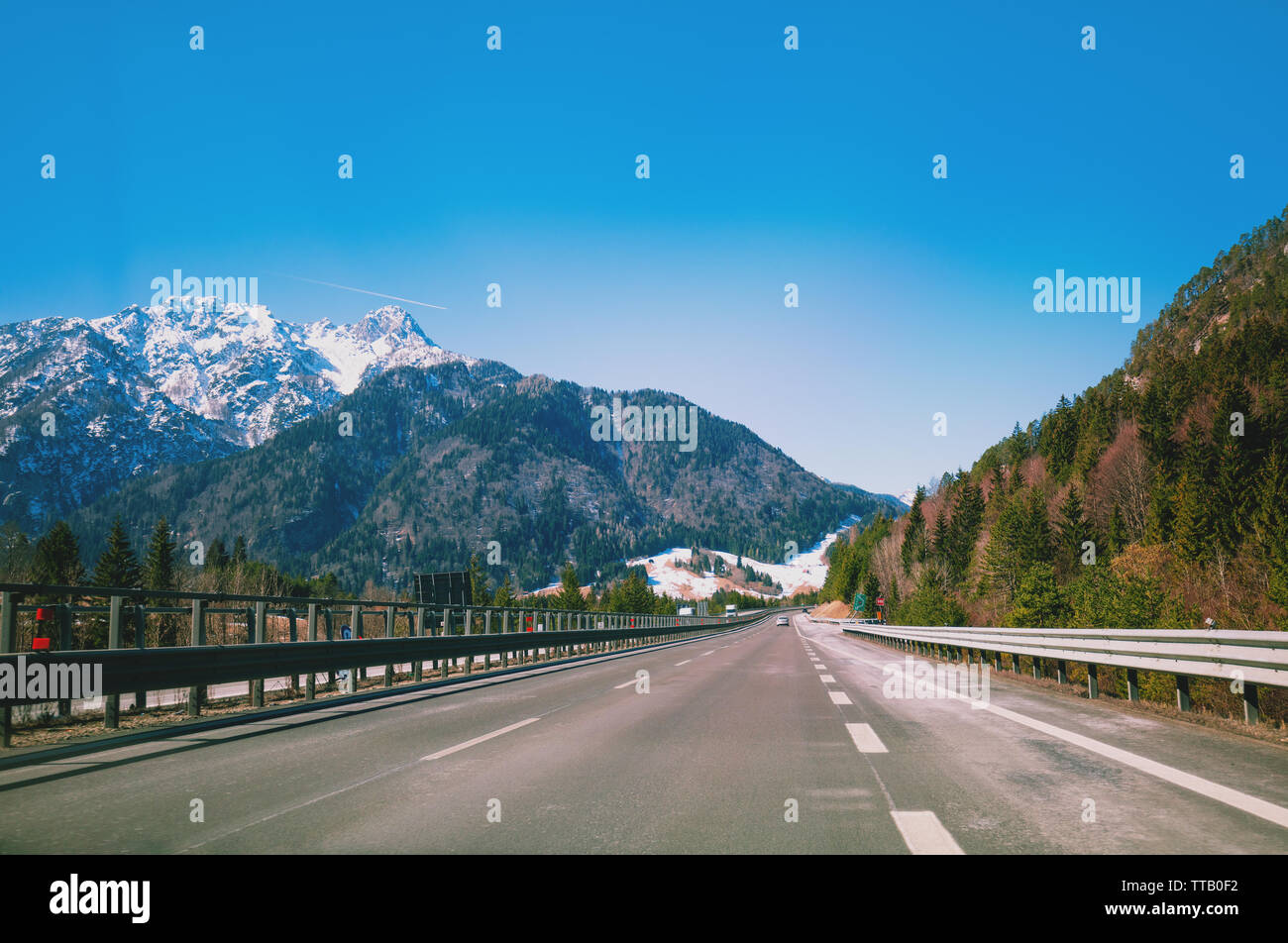 Empty road between mountains hi-res stock photography and images - Alamy