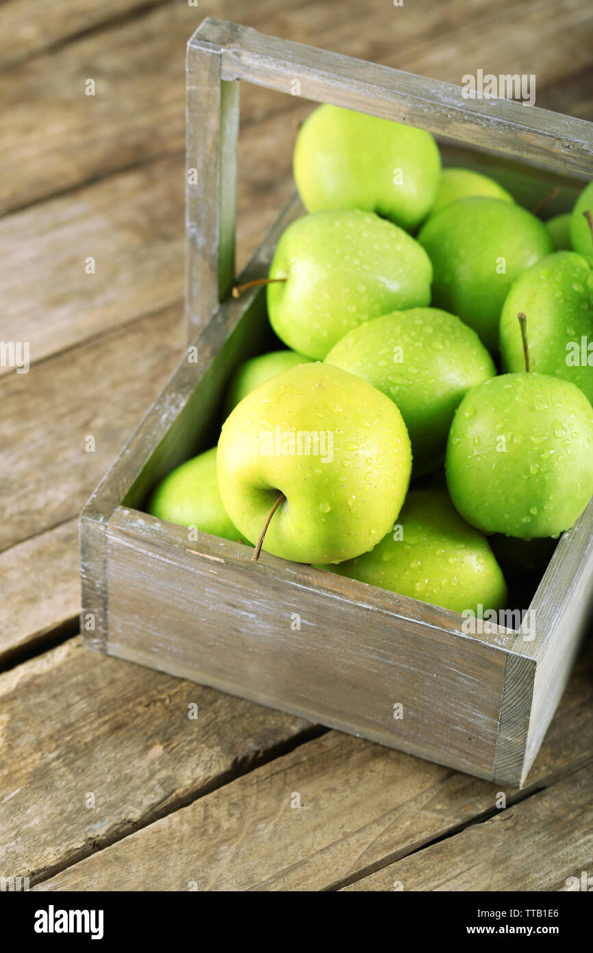 Ripe green apple in crate on wooden table close up Stock Photo - Alamy