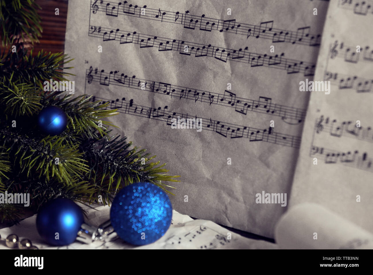 Golden music notes christmas hi-res stock photography and images - Alamy