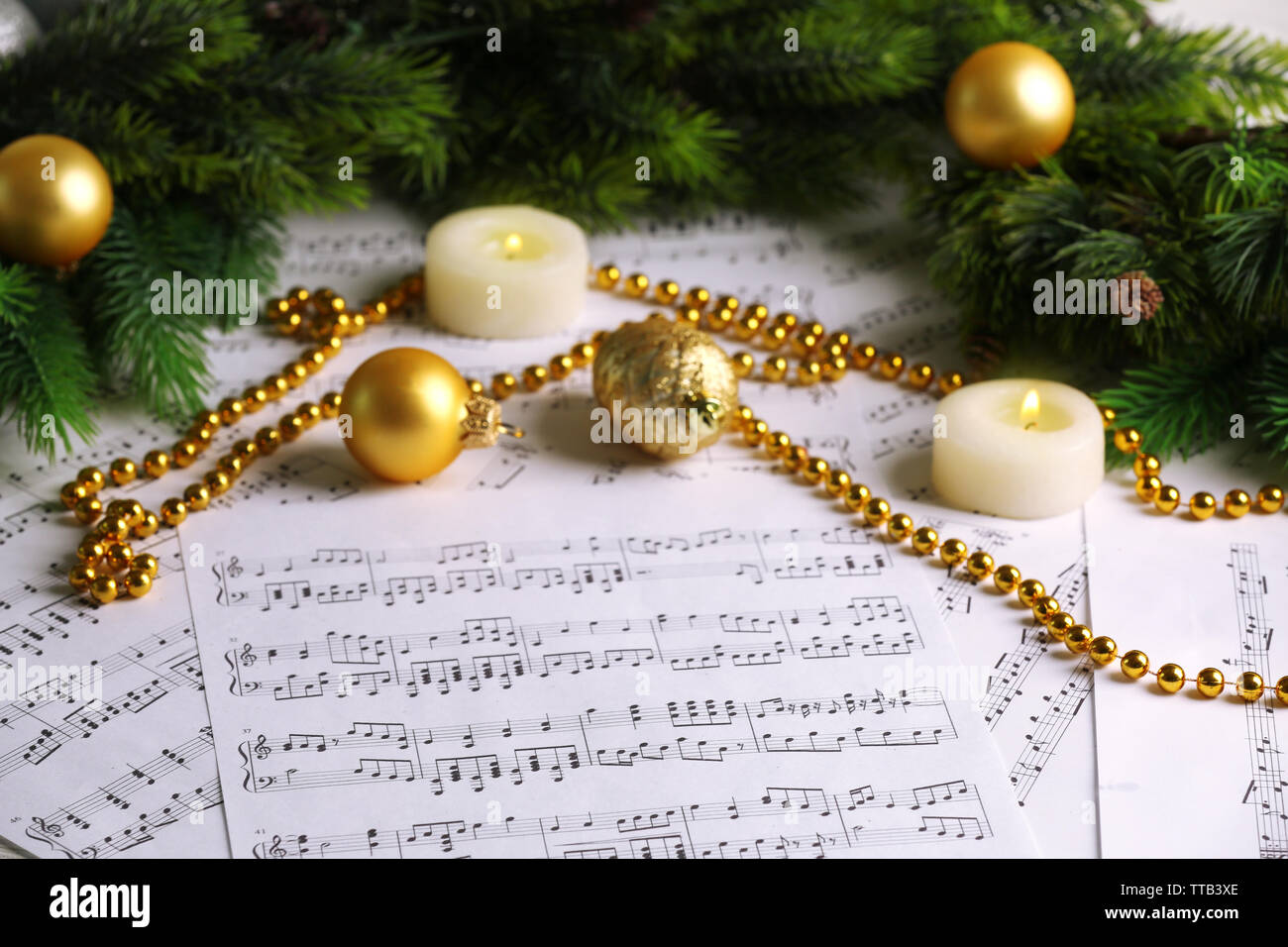 Golden music notes christmas hi-res stock photography and images - Alamy