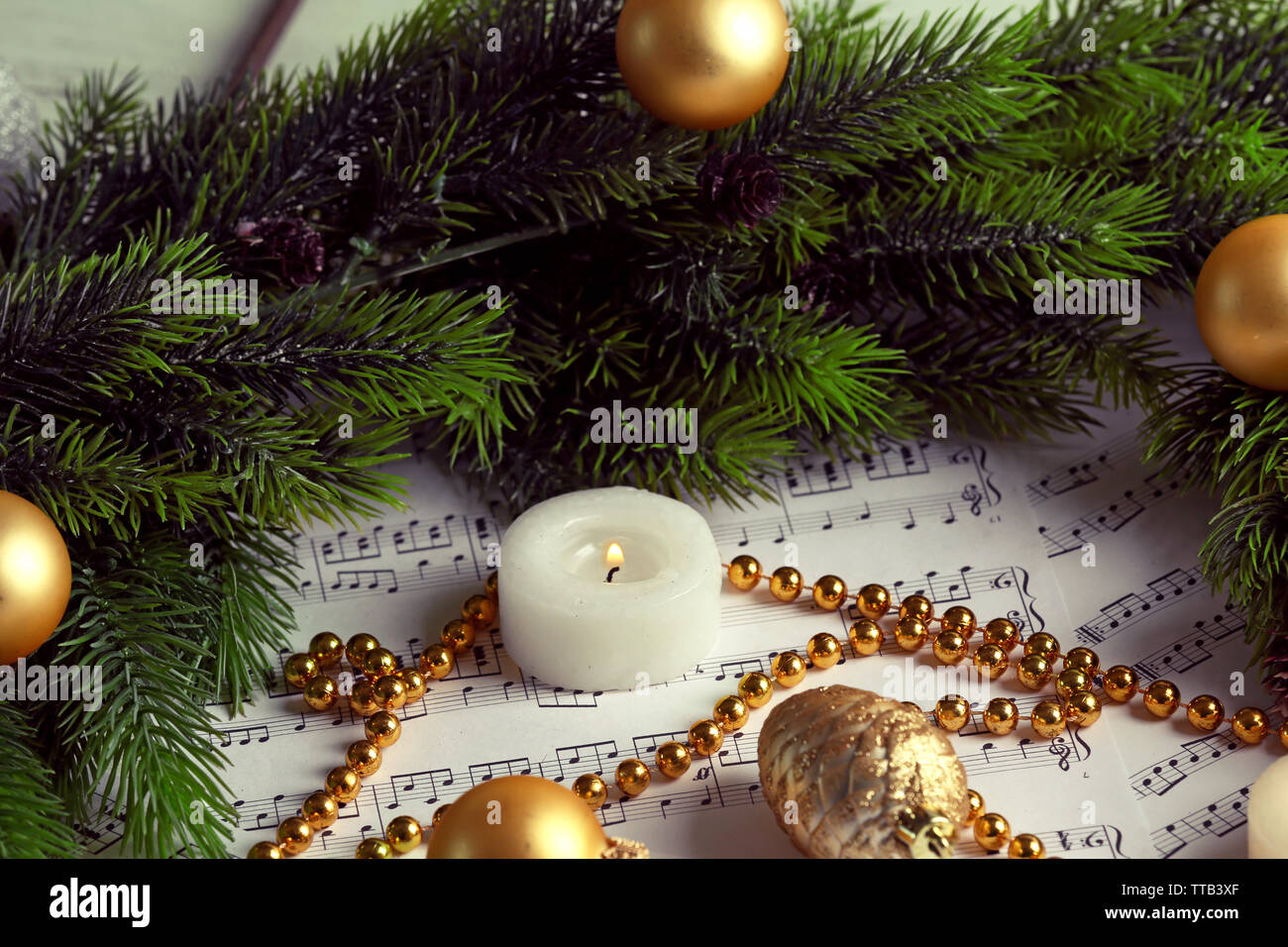 Golden music notes christmas hi-res stock photography and images - Alamy