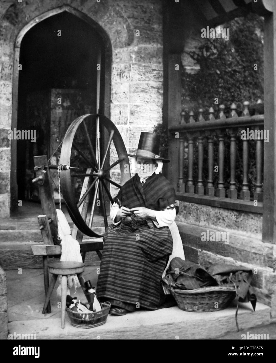 Welsh lady in traditional dress with a spinning wheel Stock Photo - Alamy