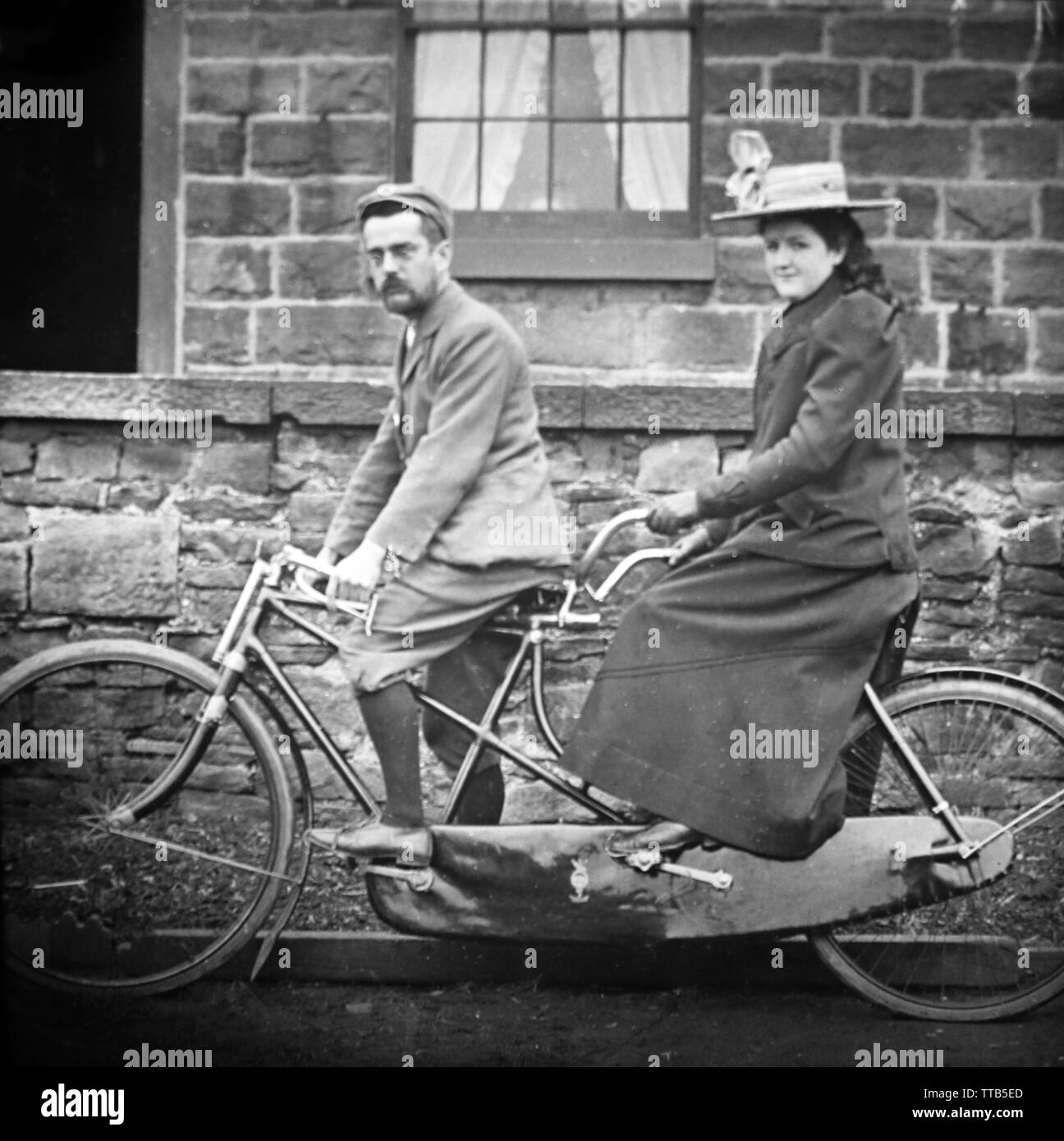 Vintage tandem bicycle hi-res stock photography and images - Alamy