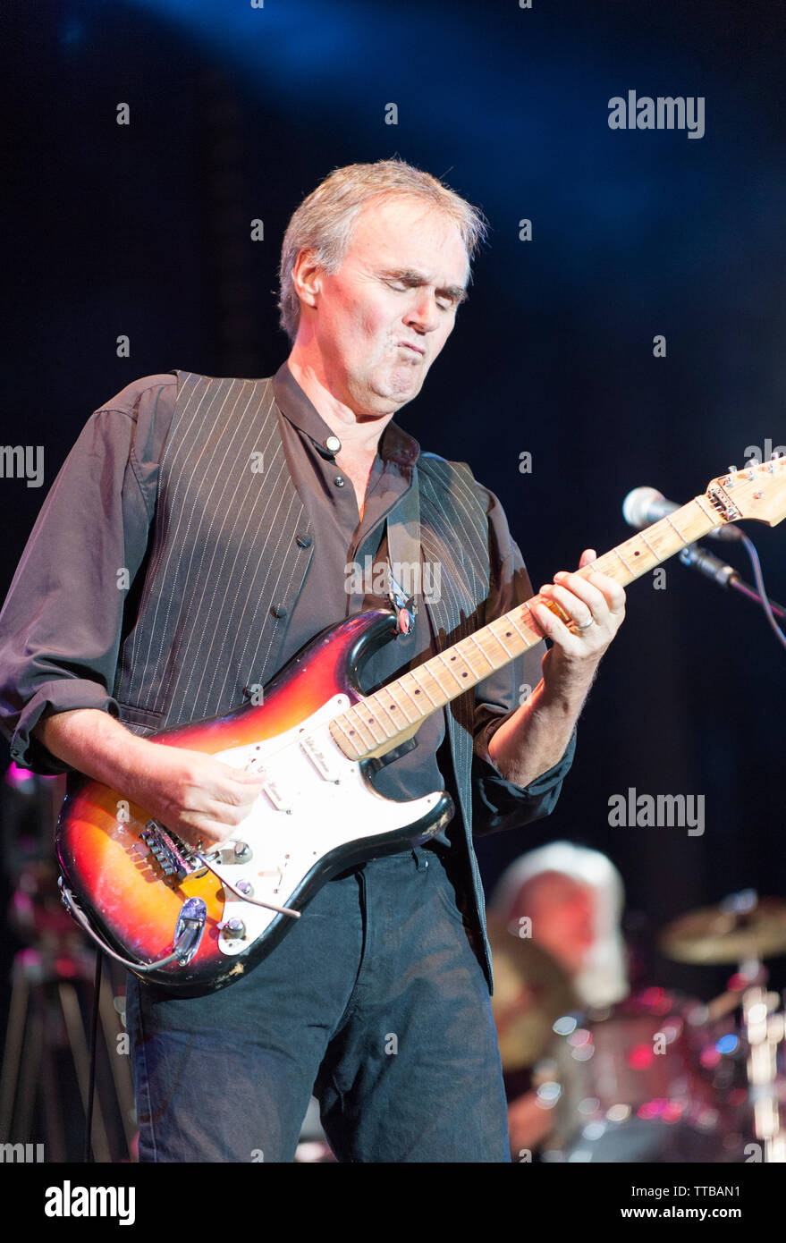 Rick Fenn performing with 10CC at Fairport's Cropredy convention ...