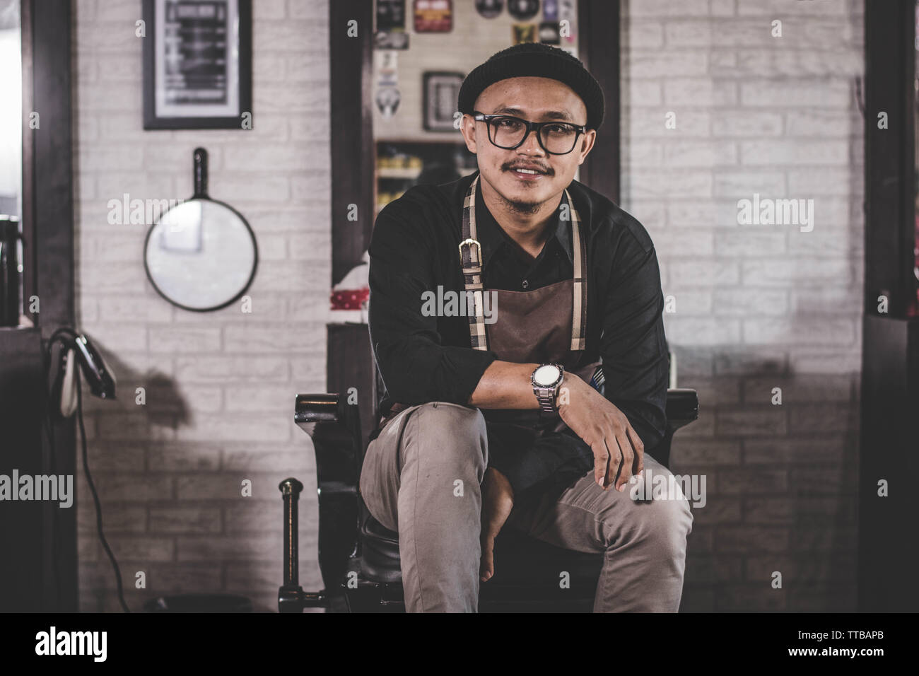 Asian hairdresser hi-res stock photography and images - Alamy