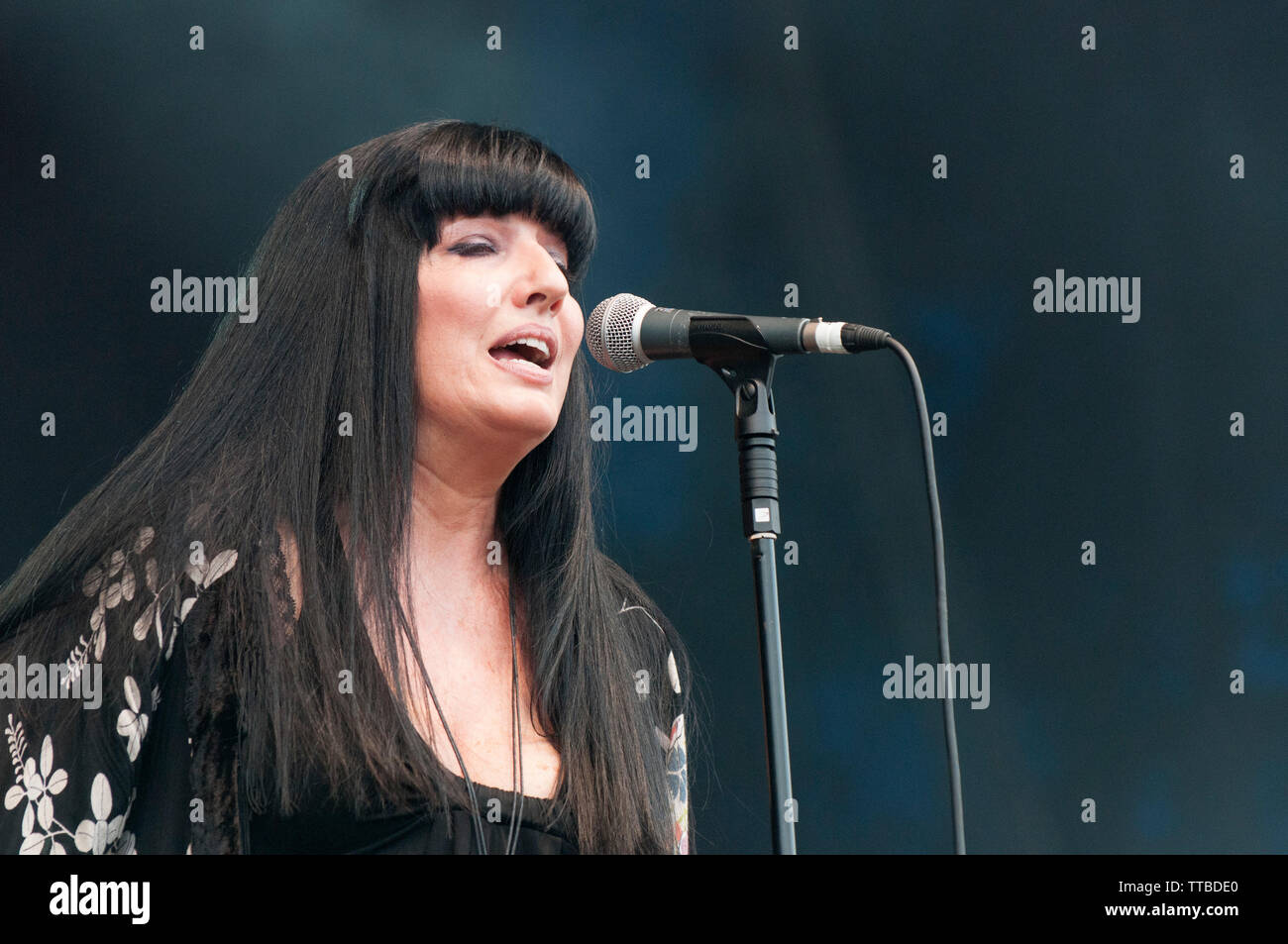Leigh Matty of Romeo's Daughter performing at Fairport's Cropredy ...