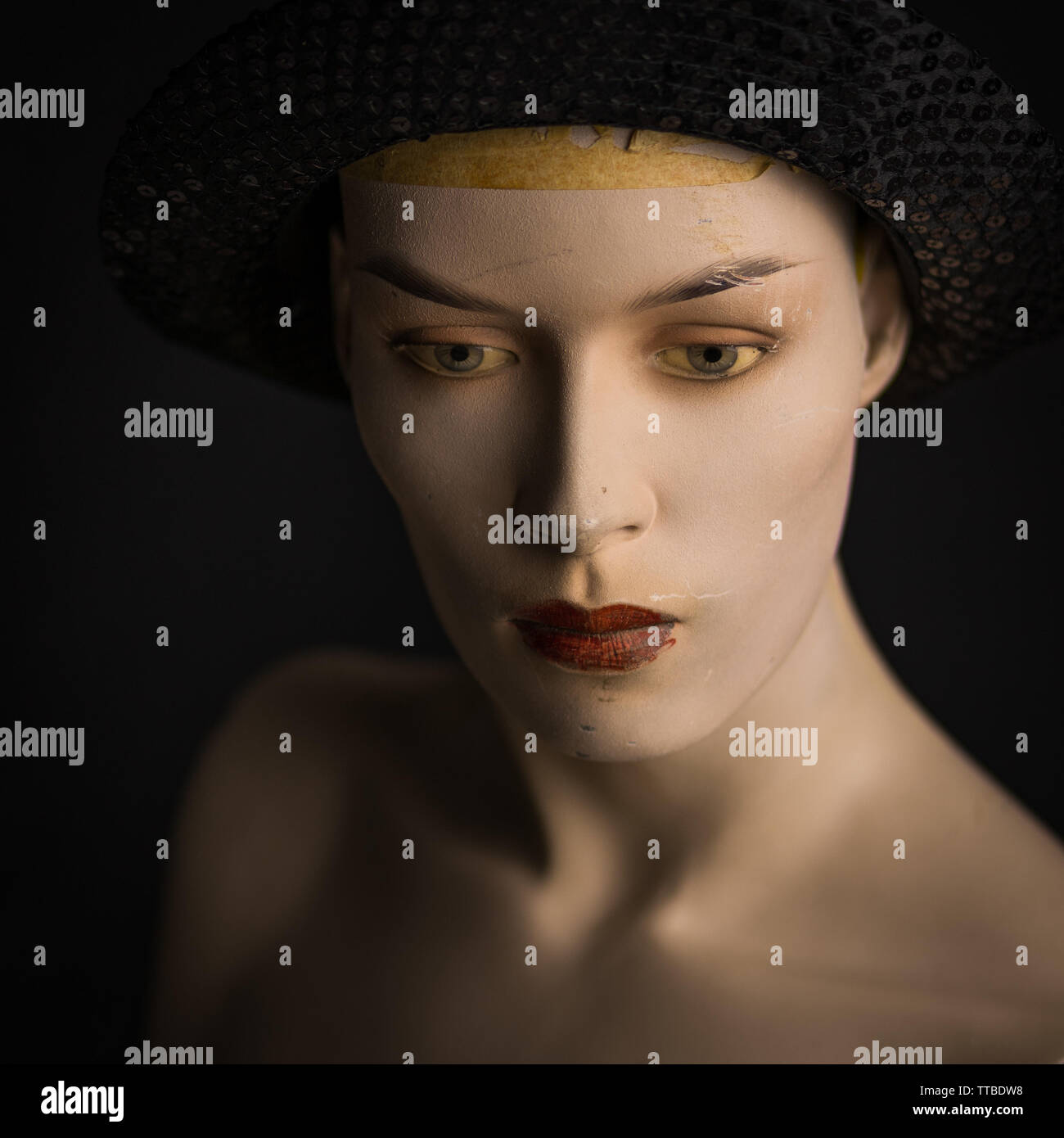 session of photos to mannequin in interior studio Stock Photo - Alamy