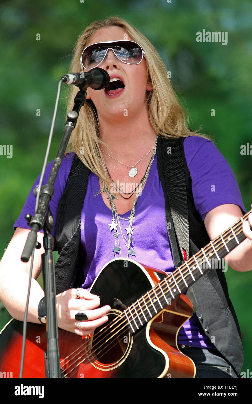 Queens, USA. 23 August, 2008. Lesley Roy, performs on stage at the 2008 ...
