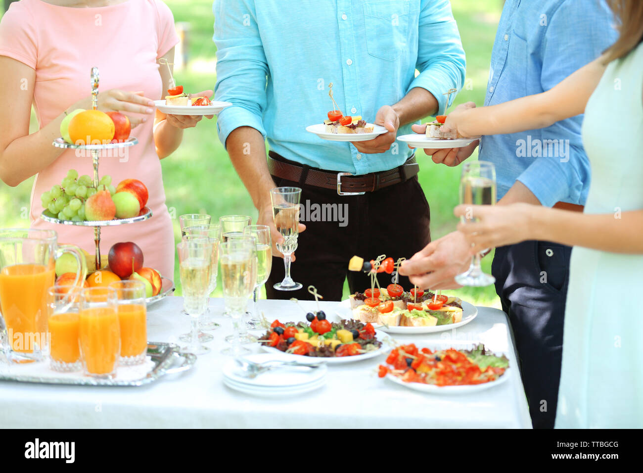 Coffee and lunch break in office garden Stock Photo - Alamy