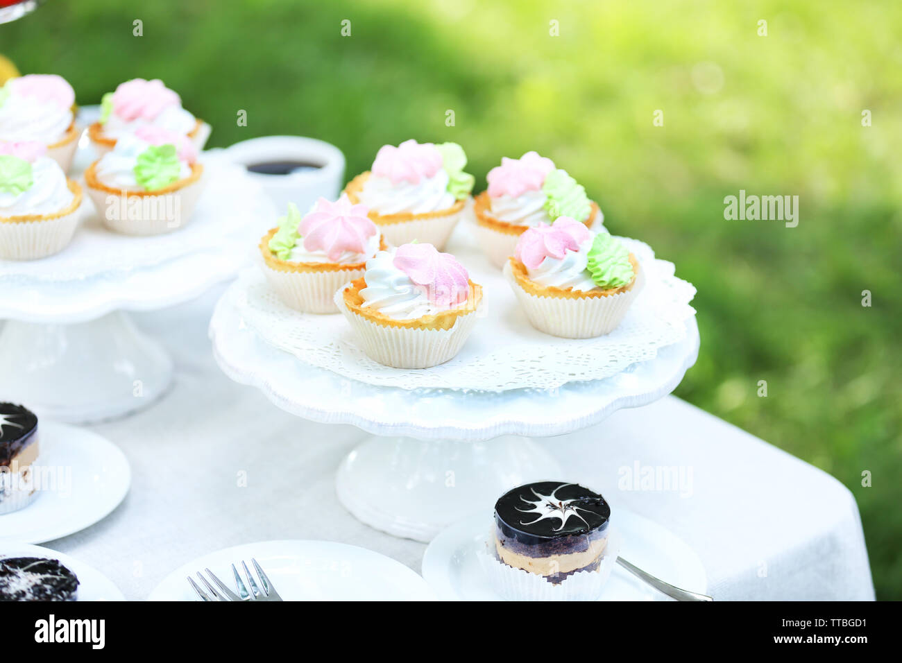 Coffee and lunch break in office garden Stock Photo - Alamy