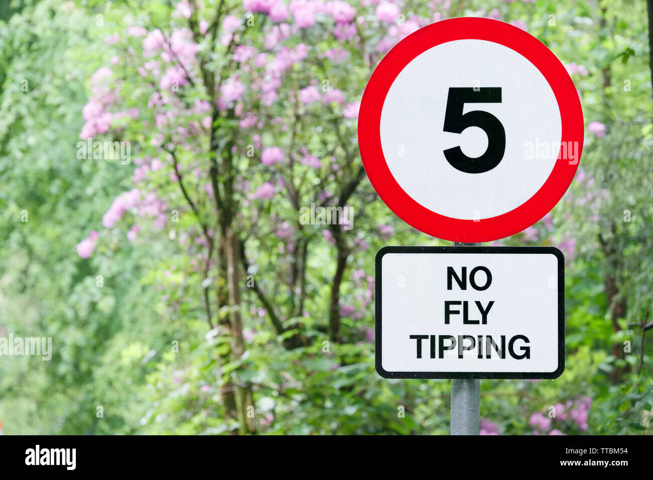 No fly tipping sign in beautiful landscape garden Stock Photo - Alamy