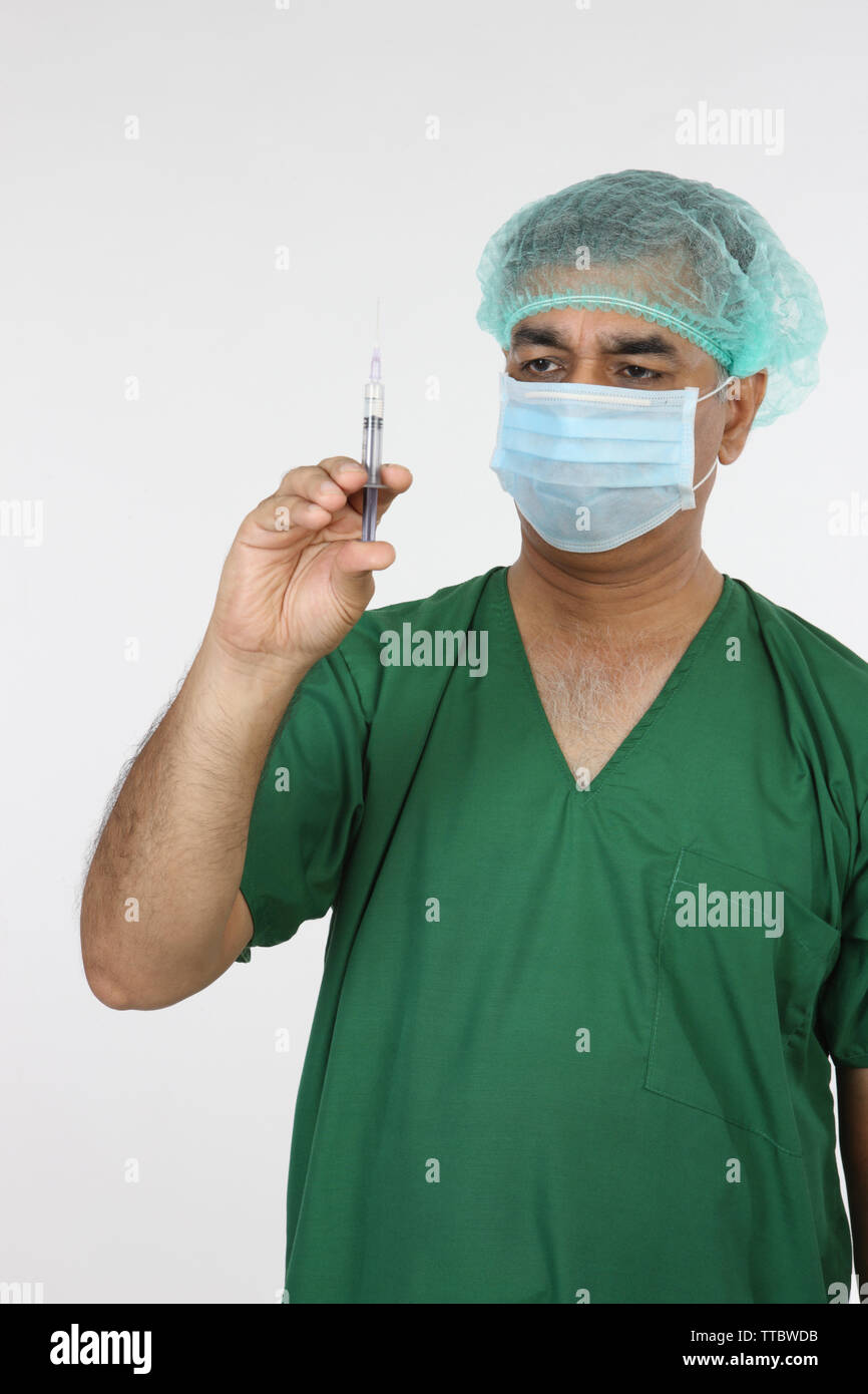 Male surgeon holding a syringe Stock Photo - Alamy