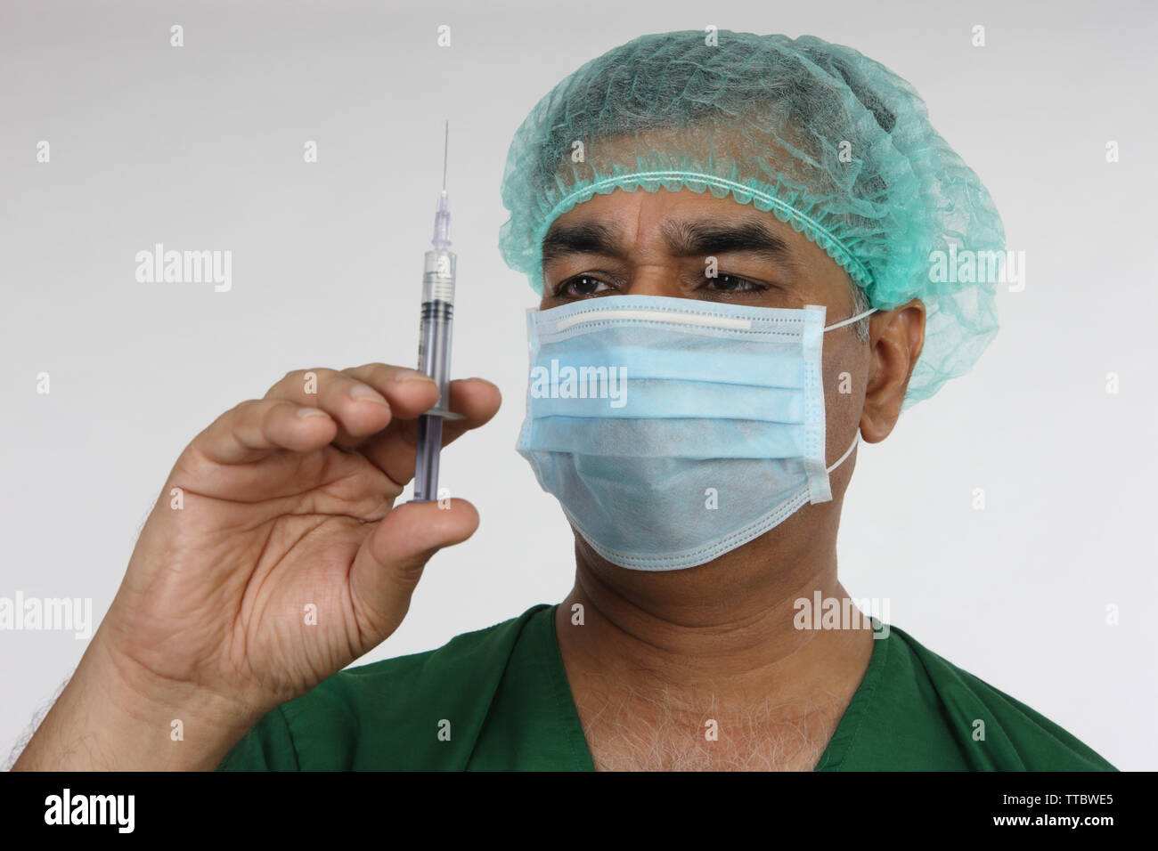 Male surgeon holding a syringe Stock Photo - Alamy