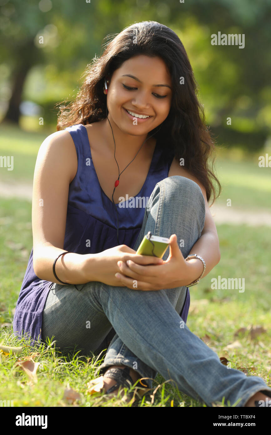 Woman listening to an Mp3 player Stock Photo - Alamy