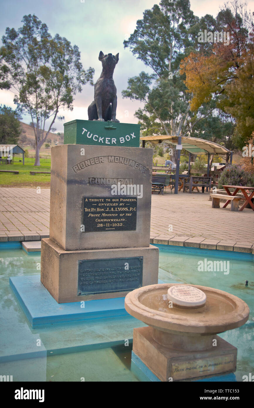 The Dog on the Tucker Box Stock Photo - Alamy