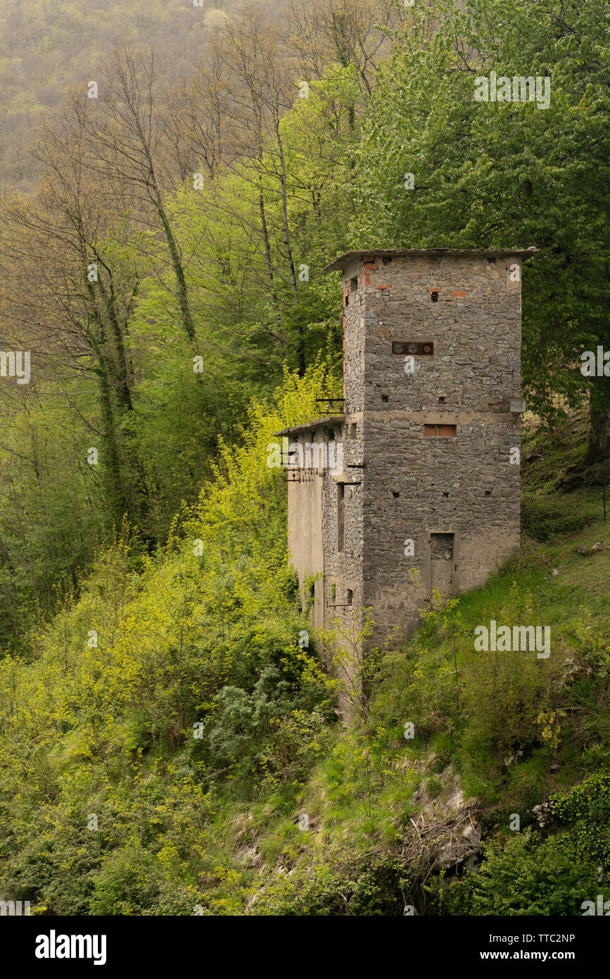 Small unused argricultural building in rural Italy Stock Photo - Alamy