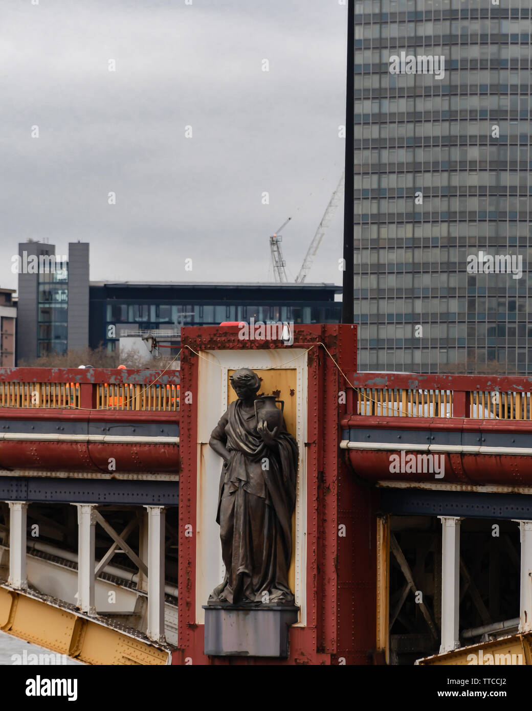 Woman vauxhall bridge london hi-res stock photography and images - Alamy