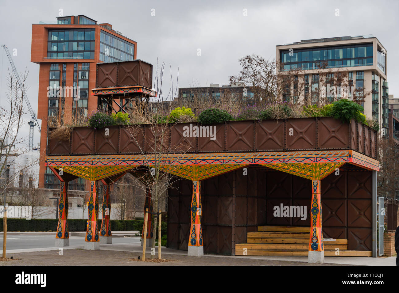 Buildings cranes nine elms hi-res stock photography and images - Alamy
