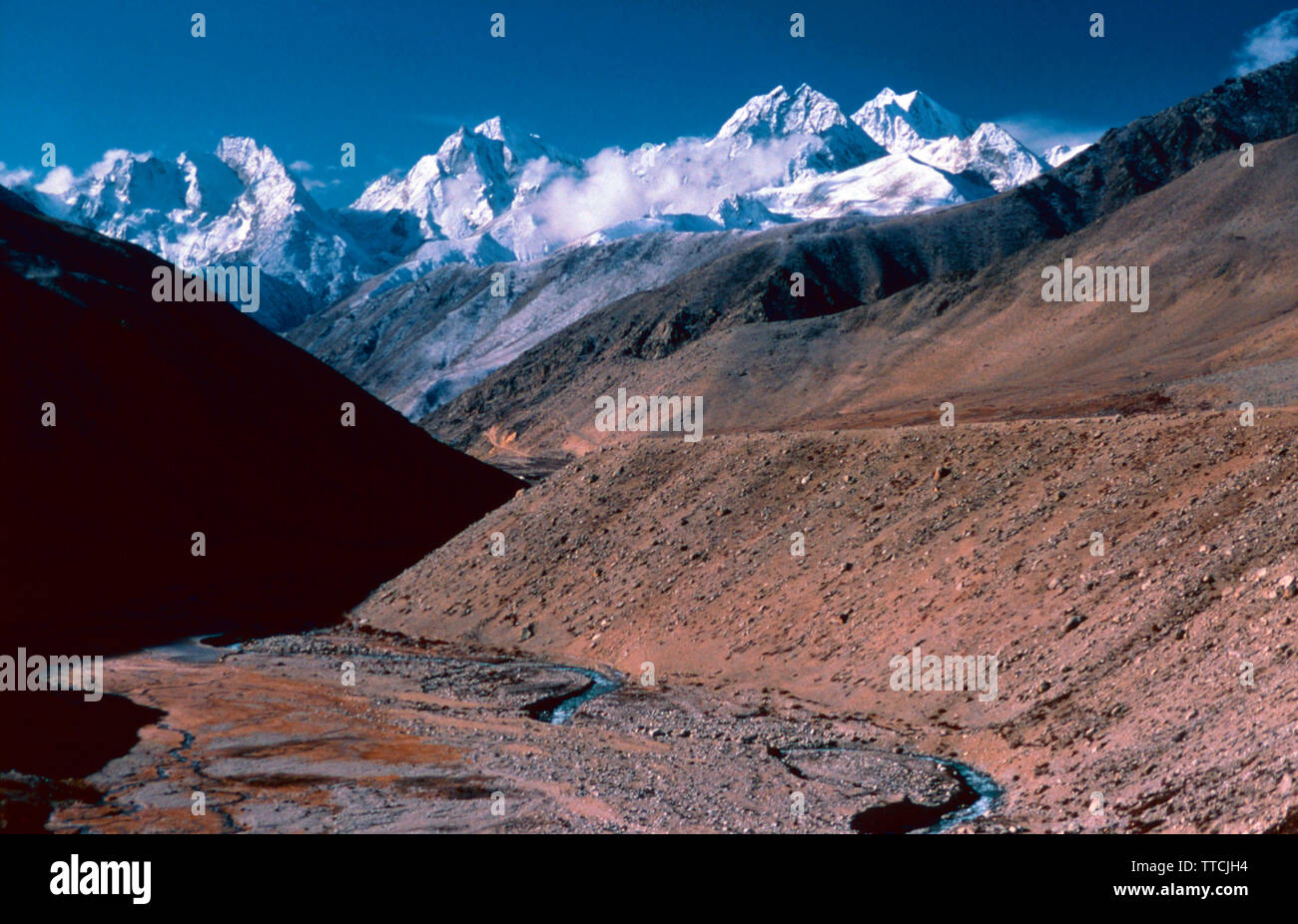Climbing up to the Karo la Pass on the Friendship Highway,Tibet Stock ...