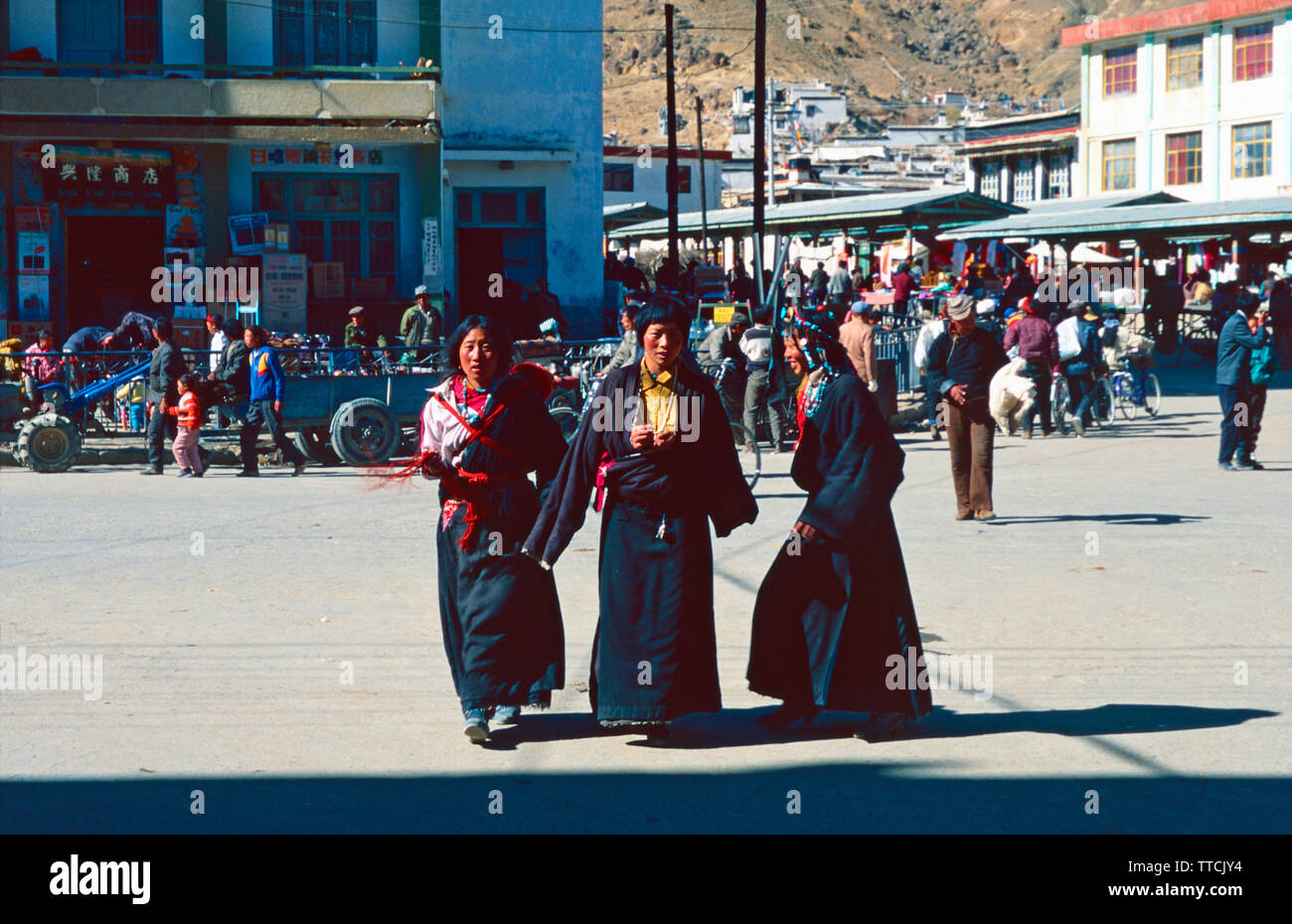 Tibetan pilgrims in Traditional clothing,Shigatse,Tibet Stock Photo - Alamy