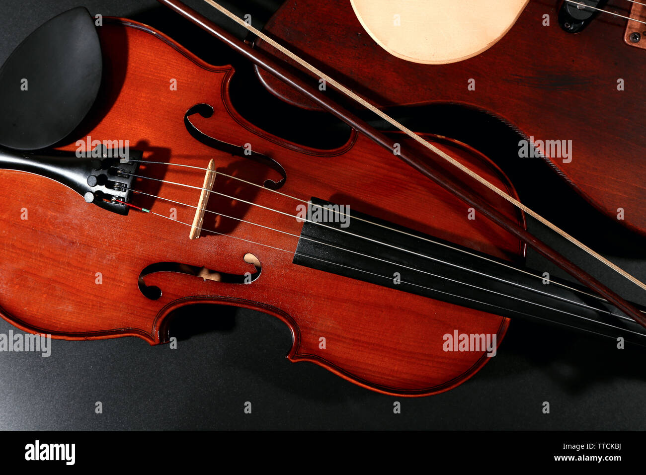 Electric guitar and violin on grey background Stock Photo - Alamy