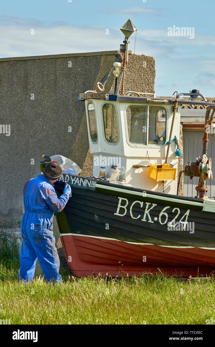 PORTGORDON MORAY SCOTLAND PAINTER AND FISHING BOAT Stock Photo - Alamy