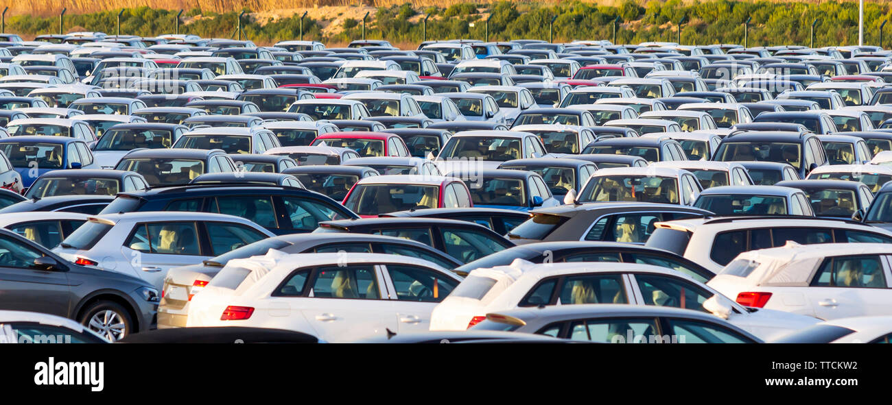 Car parking lots hi-res stock photography and images - Alamy
