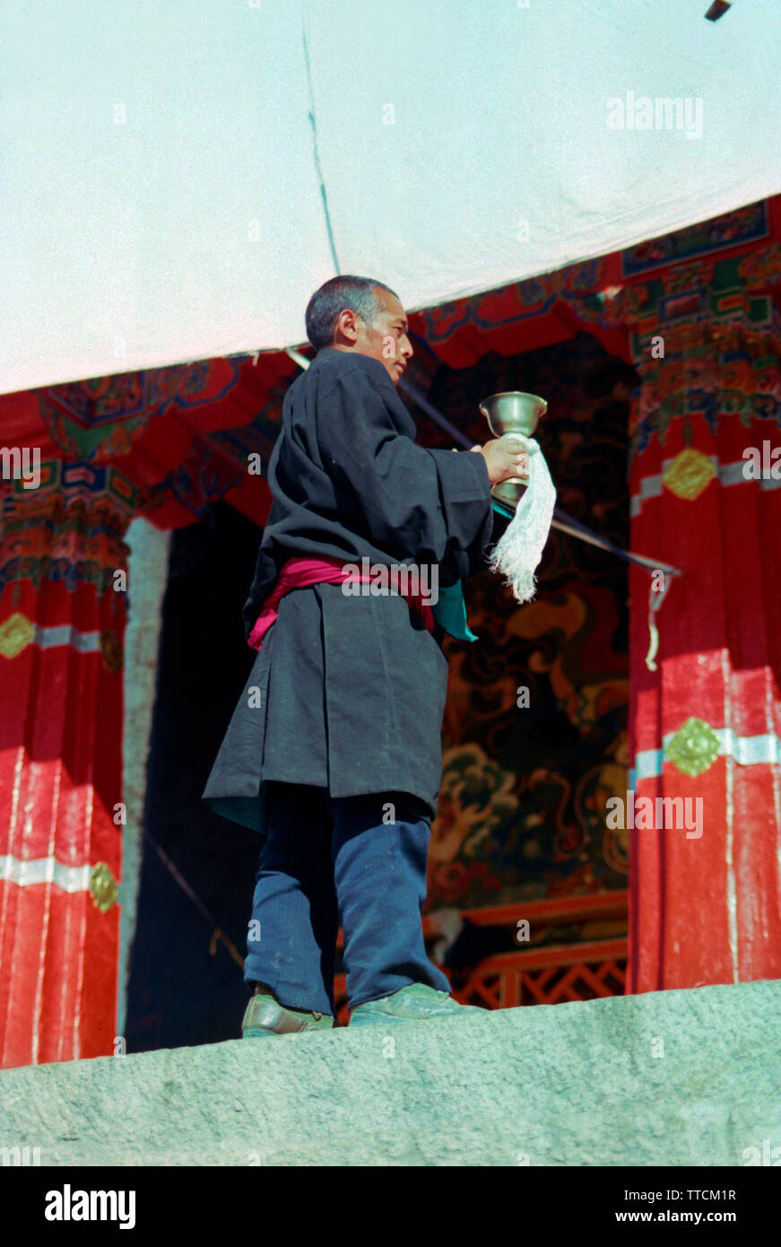 Tibetan pilgrim devotional,Lhasa,Tibet Stock Photo - Alamy