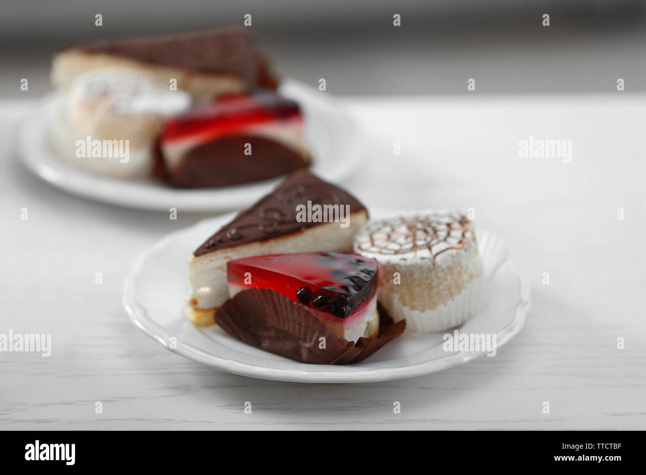 Friends with desserts hi-res stock photography and images - Alamy