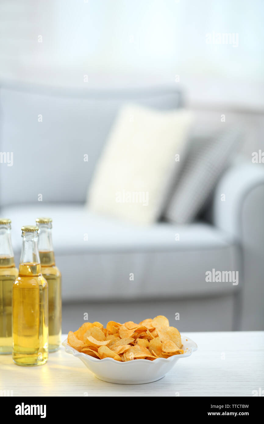 Table at home with chips and drinks for friends Stock Photo - Alamy