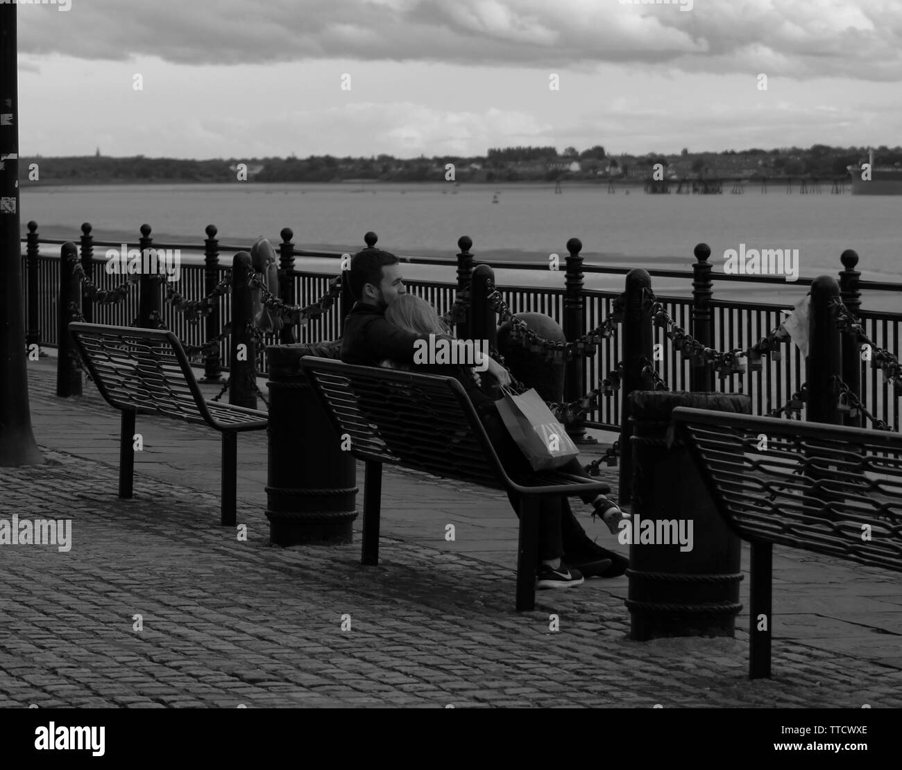 Bench couple Black and White Stock Photos & Images - Alamy