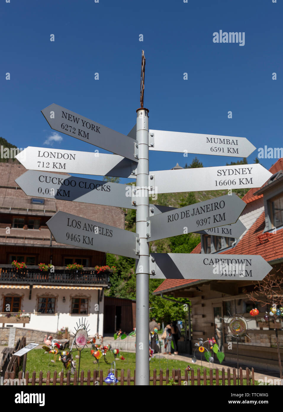 Direction sign post cities world hi-res stock photography and images ...