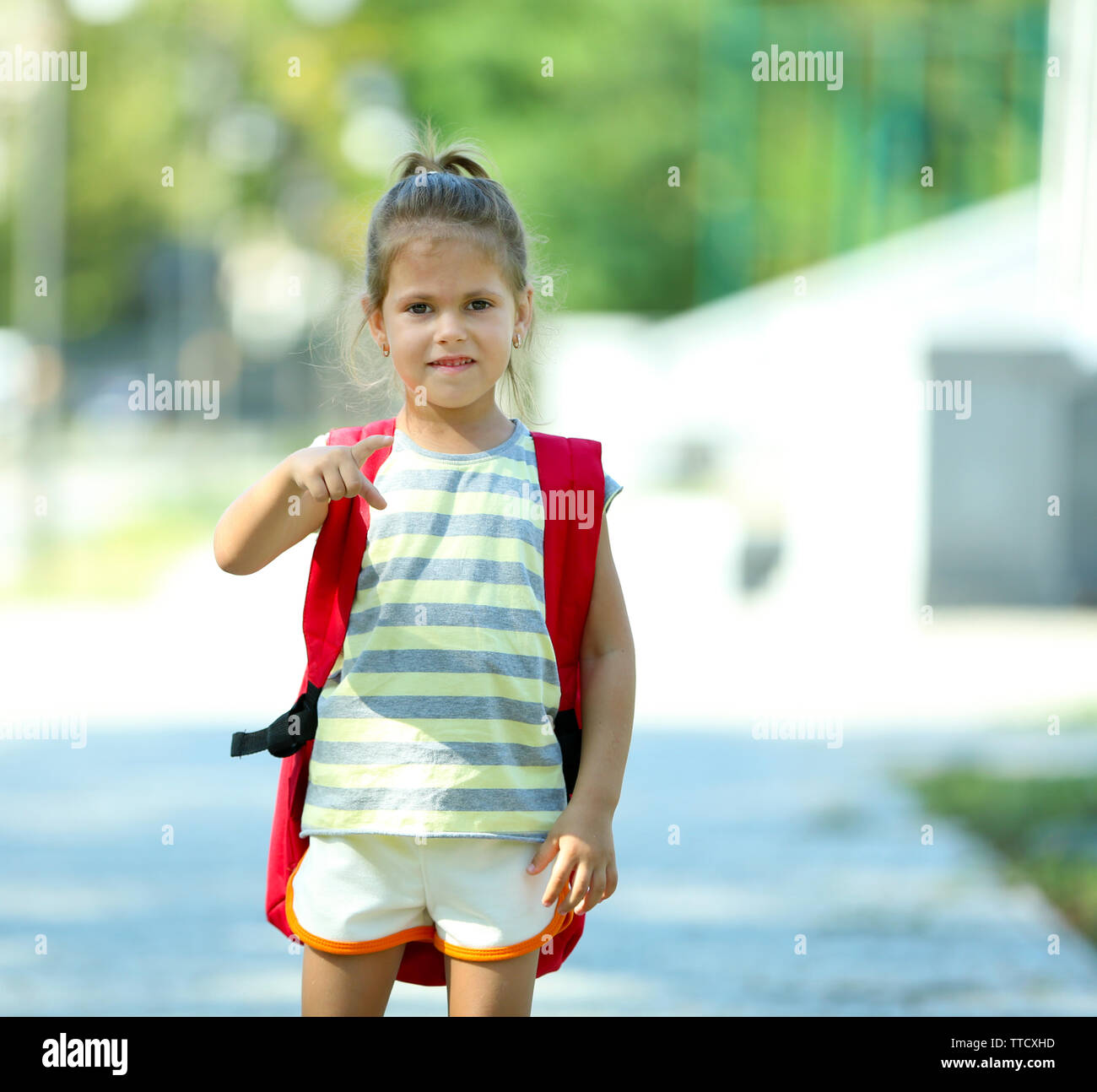 Little girl with large school bag, outdoor Stock Photo - Alamy