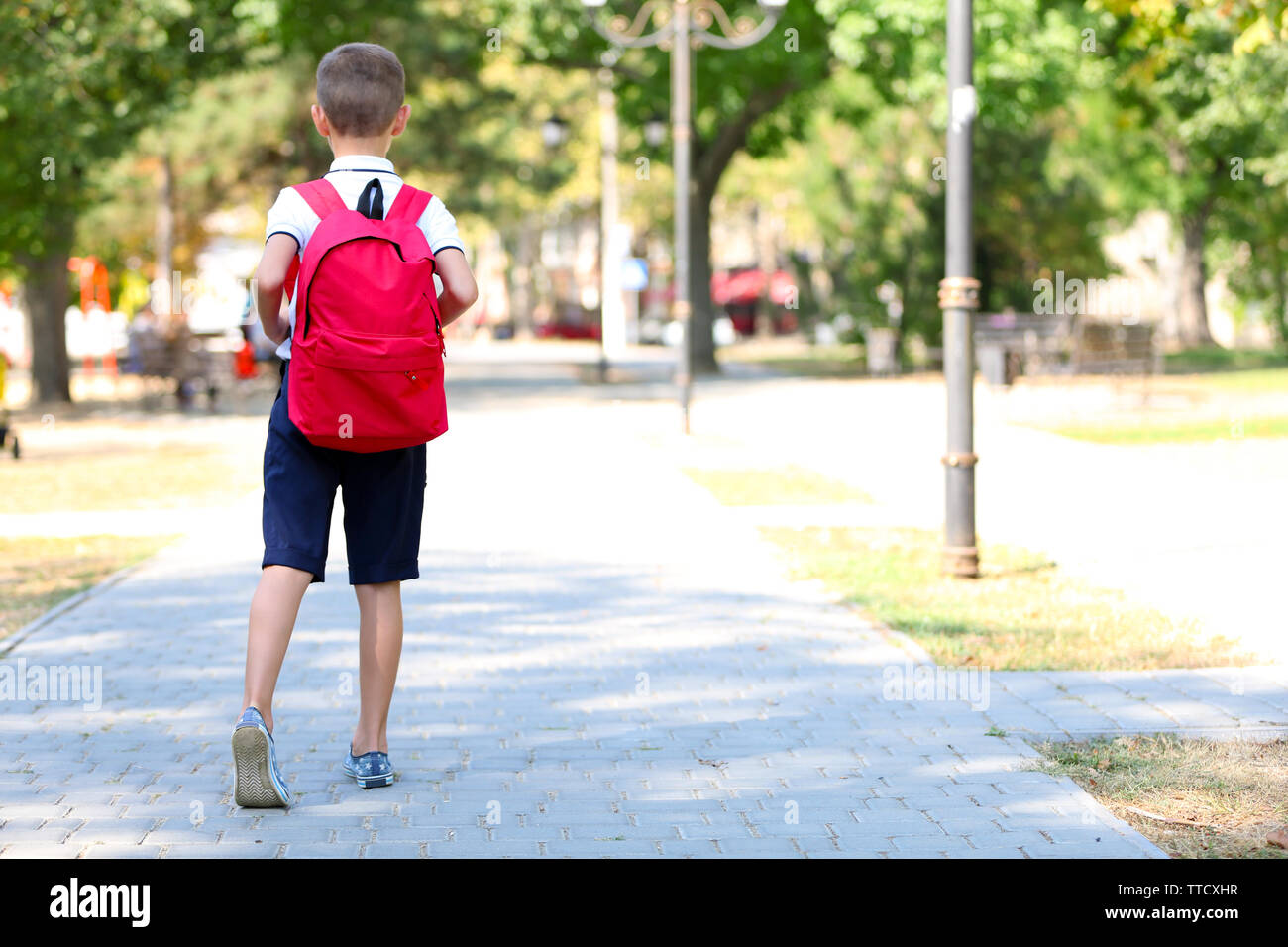 Little boy with large school bag, outdoor Stock Photo - Alamy