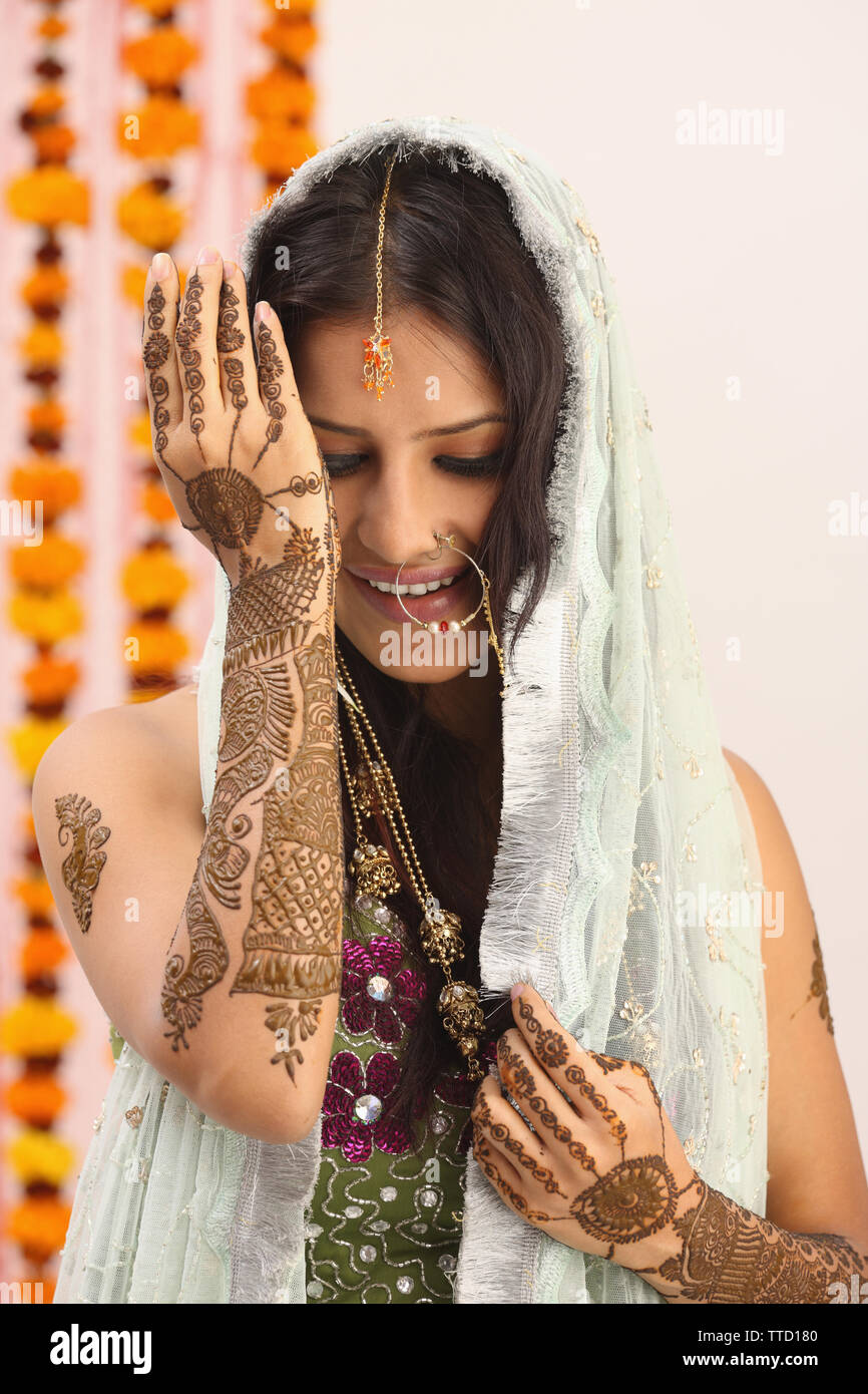 Indian bride decorated with mehendi and smiling Stock Photo - Alamy