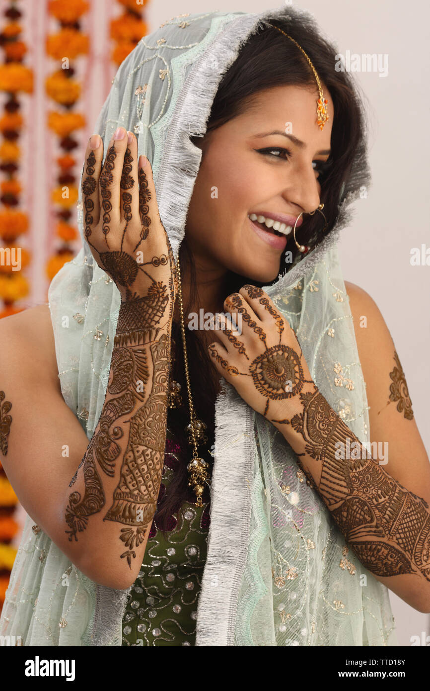 Indian bride decorated with mehendi and smiling Stock Photo - Alamy