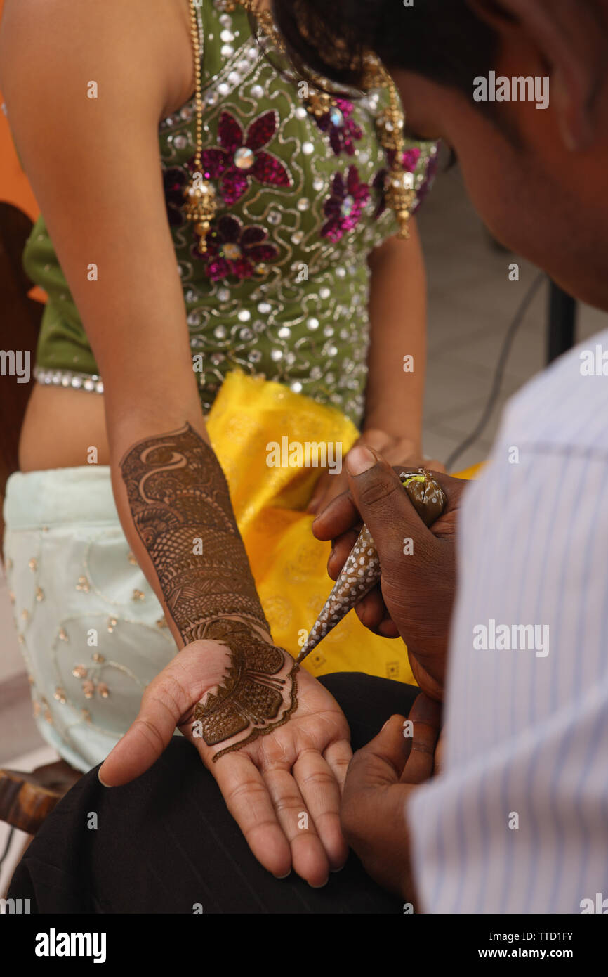Applying henna on hands hi-res stock photography and images - Alamy