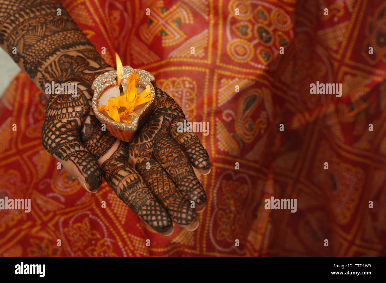Indian bride holding a diya on her palm Stock Photo - Alamy