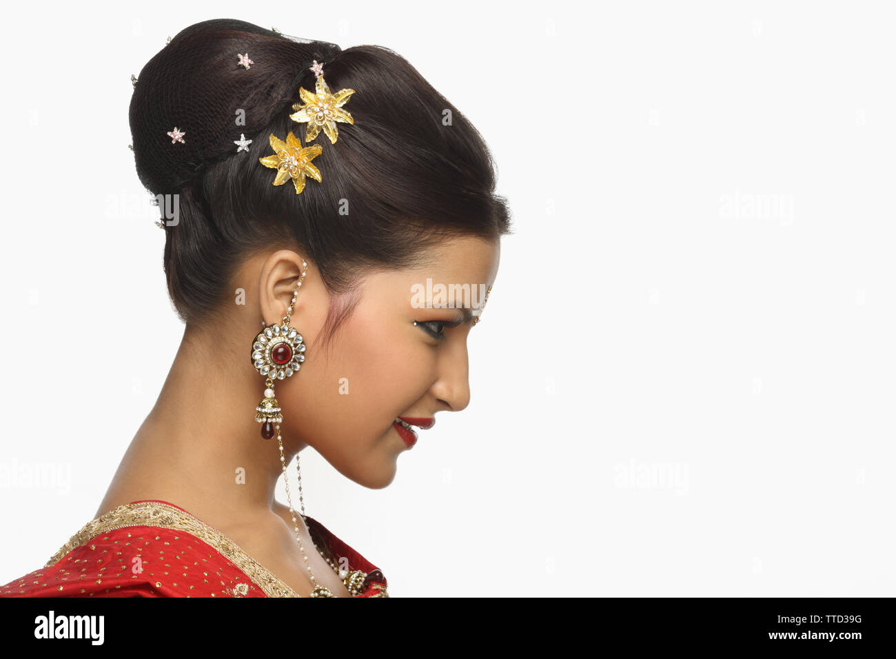 Side profile of an Indian bride Stock Photo - Alamy