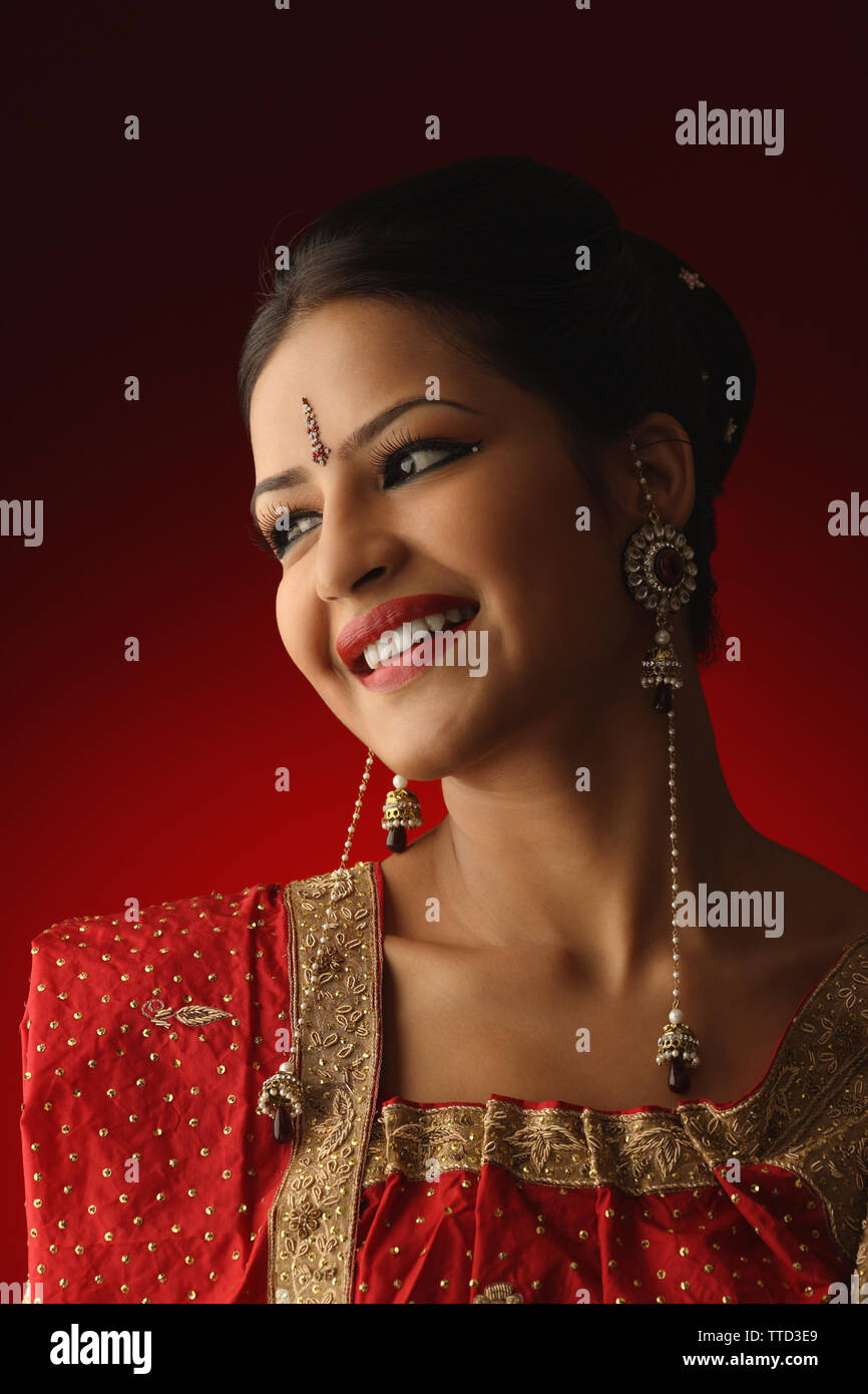 Close up of an Indian bride smiling Stock Photo - Alamy