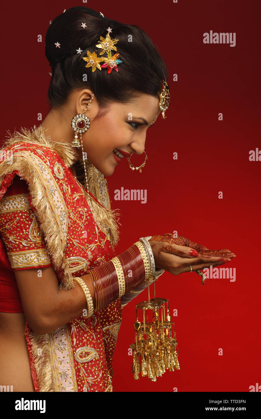 Indian bride cupping her hands Stock Photo - Alamy